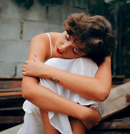 Chord dan Lirik Lagu ‘Flowers’, Diduga Sindiran Miley Cyrus Kepada Mantan Suami - Sonora.id