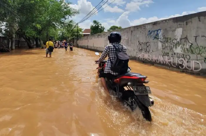 Jangan Sembarangan, Ini Cara Nyalakan Motor Mogok Pasca Banjir - Sonora.id
