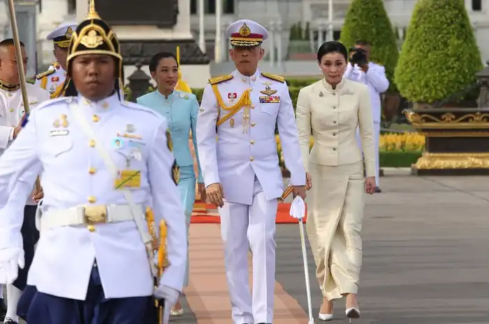 Cek Fakta: Isolasi Bersama 20 Selir, Raja Thailand Meninggal Dunia ...