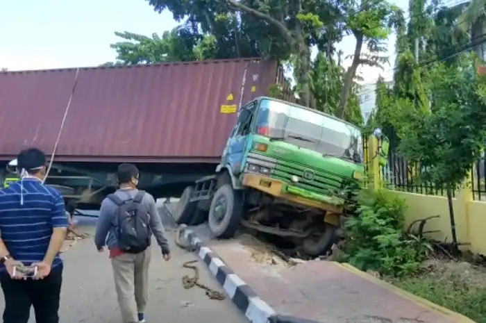 Tak Kuat Menanjak, Tronton Bermuatan Kelapa Nyaris Terbalik - Sonora.id