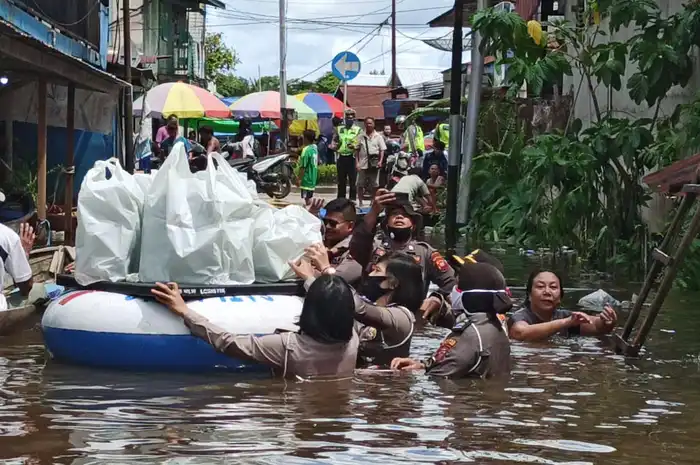 Polres Melawi Salurkan Bantuan untuk Korban yang Terdampak Banjir - Sonora.id