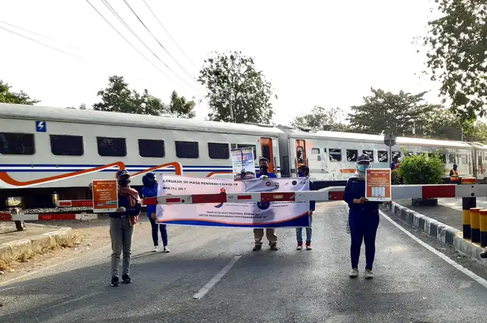 Kurangi Angka Kecelakaan, KAI Daop 3 Cirebon Sosialisasi Keselamatan di Perlintasan Sebidang ...