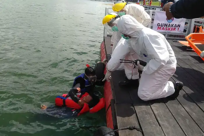 Basarnas Banjarmasin Simulasi Kecelakaan Kapal di Waduk Riam Kanan ...