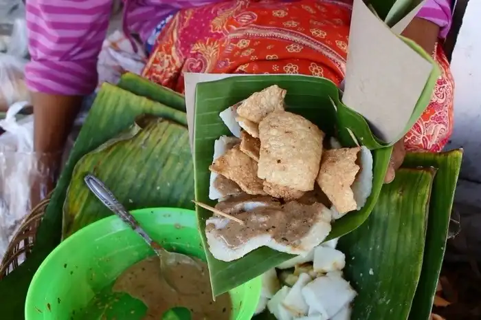 Kuliner Legendaris Solo! Cabuk Rambak, Irisan Ketupat yang Disiram Saus ...