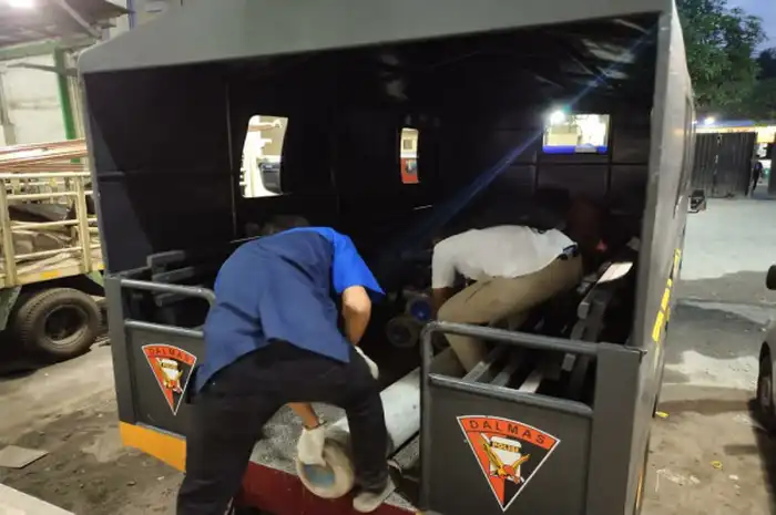 Truk Dalmas Polres Sukoharjo Dikerahkan dalam Distribusi Oksigen ke Rumah Sakit yang Ada Di ...