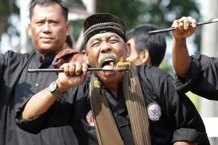 Ngeri! 5 Tradisi asal Indonesia yang Paling Ekstrem, Ada Tradisi ...