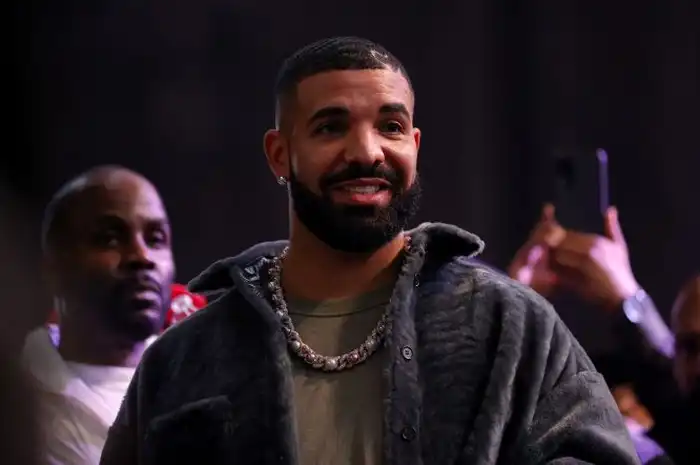 Bak Santa Claus, Drake Berikan Setumpuk Uang di Toronto pada Hari Natal ...