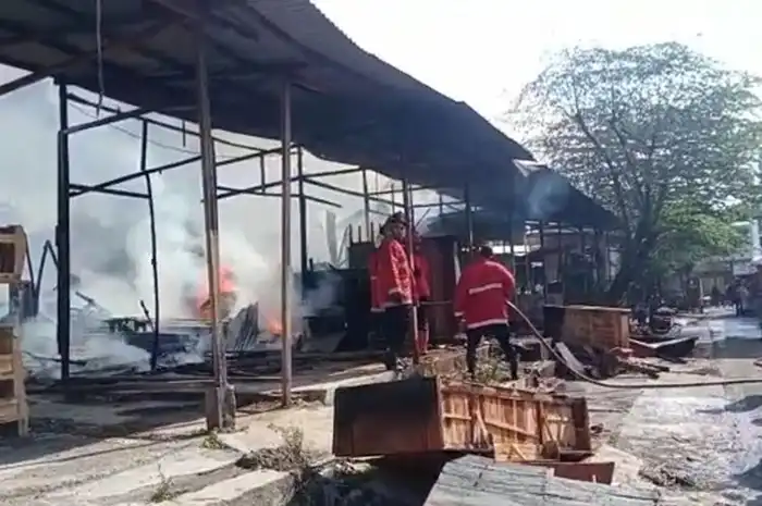 Pasar Mebel Gilingan Solo Terbakar, Polisi Masih Selidiki Penyebabnya - Sonora.id
