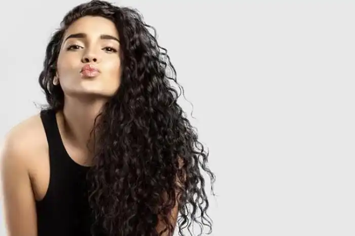 Cara Ampuh Merawat Rambut Keriting dengan Baik dan Benar - Sonora.id