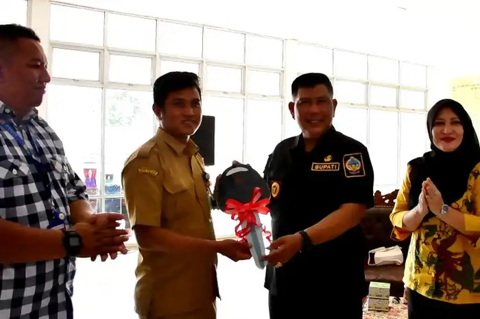 Kunjungan Kerja ke Desa Matan Jaya, Bupati Serahkan 1 Unit Ambulance - Sonora.id