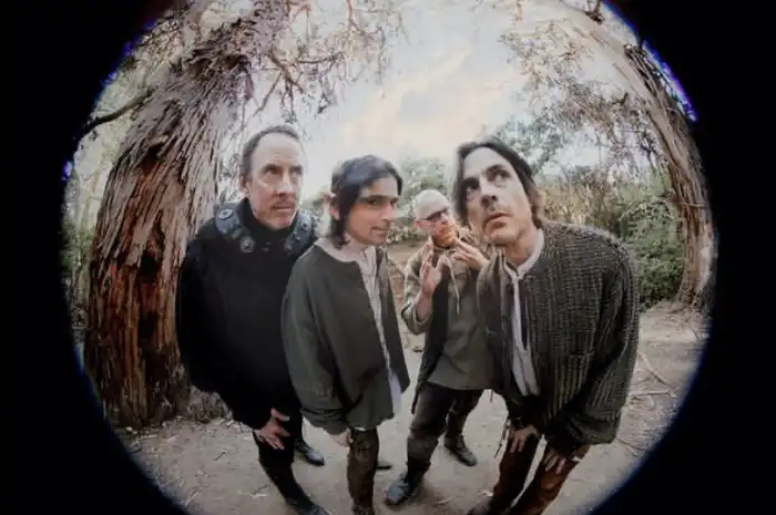 Lirik Lagu Island In The Sun – Weezer, Lengkap dengan Terjemahannya ...