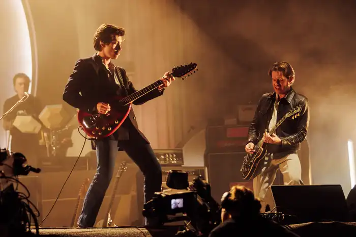 Lirik Lagu There'd Better Be A Mirrorball - Arctic Monkey, dengan ...