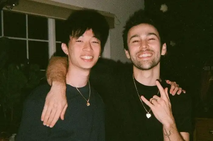 Lirik Lagu 'It's You' - Max feat. Keshi, Lengkap dengan Terjemahan - Sonora.id