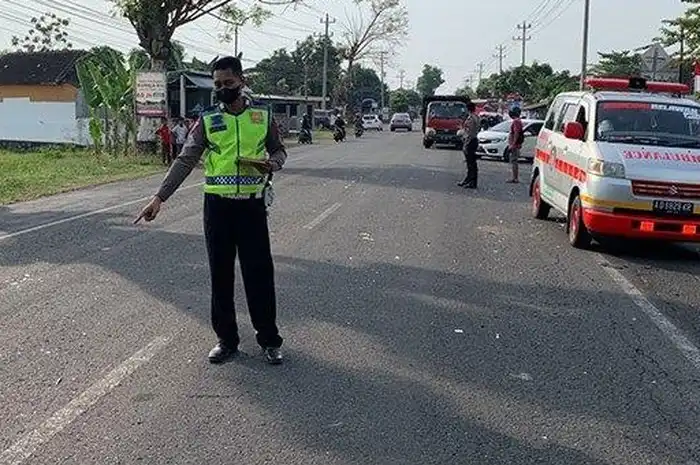 Niat Menyalip Kendaraan Lain, Pelajar Asal Wonogiri Tewas Tertabrak Mobil - Sonora.id
