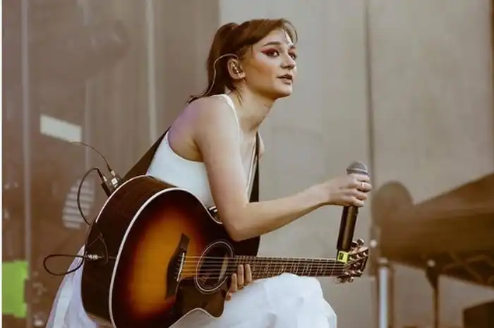 Lirik Lagu Love You When You're Gone - DAYA, dengan Terjemahan - Sonora.id