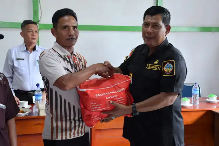Pemkab Kayong Utara Salurkan Ratusan Paket Sembako Bagi Korban Terdampak Banjir - Sonora.id