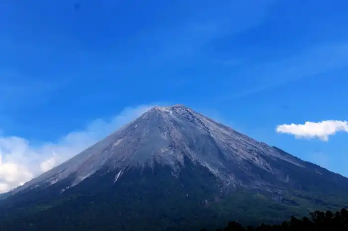7 Gunung Tertinggi di Pulau Jawa yang Punya Pemandangan Paling Indah ...
