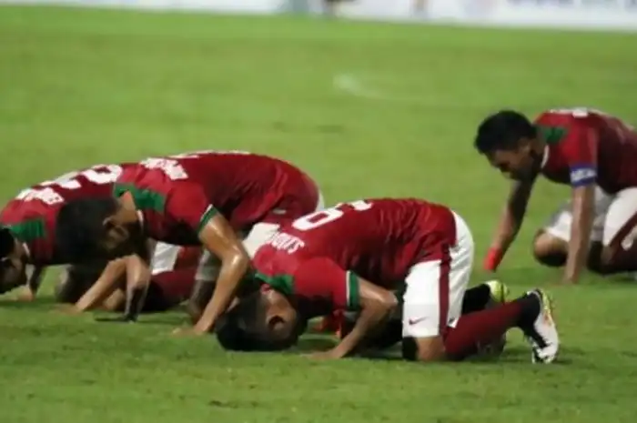 Tata Cara Sujud Syukur yang Benar dalam Islam - Sonora.id