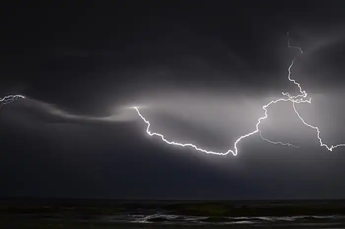 Bagaimana Proses Terjadinya Petir? Ini Penjelasan dan Dampaknya - Sonora.id