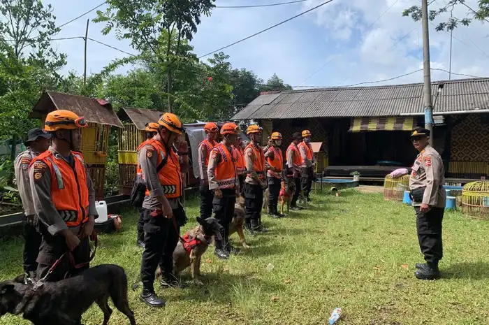 Tim K9 Ditpolsatwa Polri Temukan Titik Diduga Korban Tertimbun Longsor ...