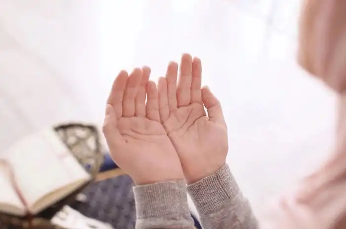 9 Contoh Doa Pembukaan Acara dan Penutupannya dalam Islam - Sonora.id