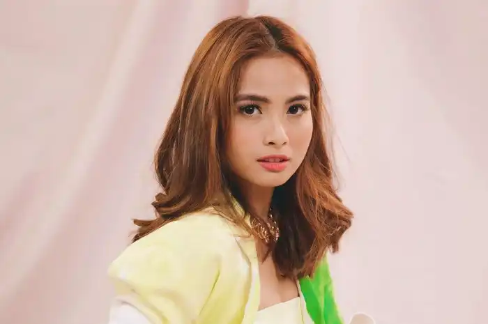 Lirik Lagu dan Chord Gitar 'Sampai Menutup Mata' - Acha Septriasa ...