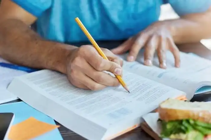 8 Contoh Tinjauan Pustaka beserta Tahap Membuatnya, Lengkap! - Sonora.id