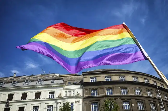 Arti Bendera Pelangi yang Identik dengan Komunitas LGBT - Sonora.id