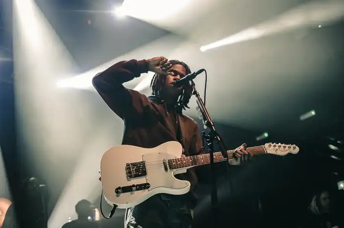 Lirik Lagu Do You Like Me? - Daniel Caesar, dengan Terjemahan - Sonora.id