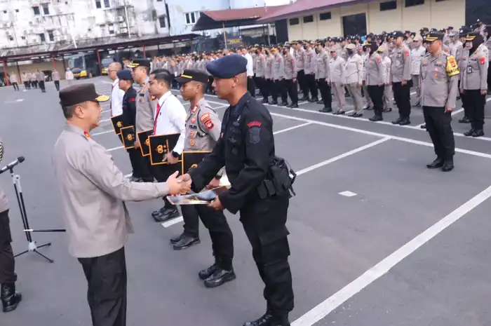 Kapolda Sumsel Beri 3 Pin Emas dan 39 Piagam Penghargaan ke Personel - Sonora.id