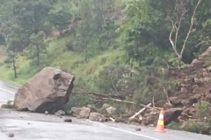 Tebing Longsor, Jalan Penghubung Tawangmangu-Magetan Dialihkan - Sonora.id