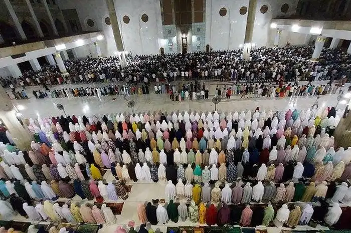 Pahala Sholat Tarawih Malam ke-28: Diangkat Seribu Derajat Baginya di Surga - Sonora.id