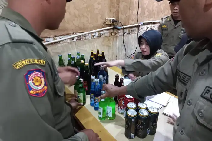 Dipertanyakan! Kemanakah Miras Sitaan Satpol PP Saat Ramadan? - Sonora.id