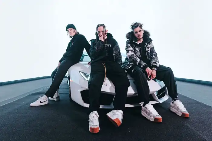 Lirik Lagu 'Heaven and Back' - Chase Atlantic dengan Terjemahan yang ...