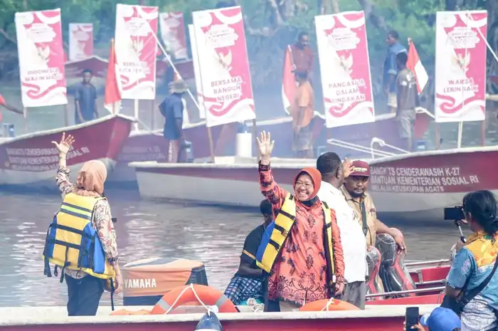 Momen Hari Lahir Pancasila, Mensos Risma Serahkan Kapal Fiber Hingga ...