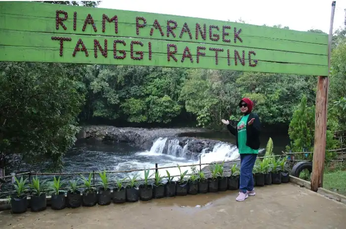 Ketua Tim Penggerak PKK Kalbar Lismaryani Terpukau Akan Keindahan Riam ...