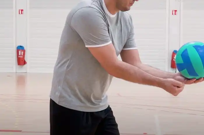 Cara Melakukan Passing Bawah dalam Bola Voli, Mudah Dipraktikkan ...
