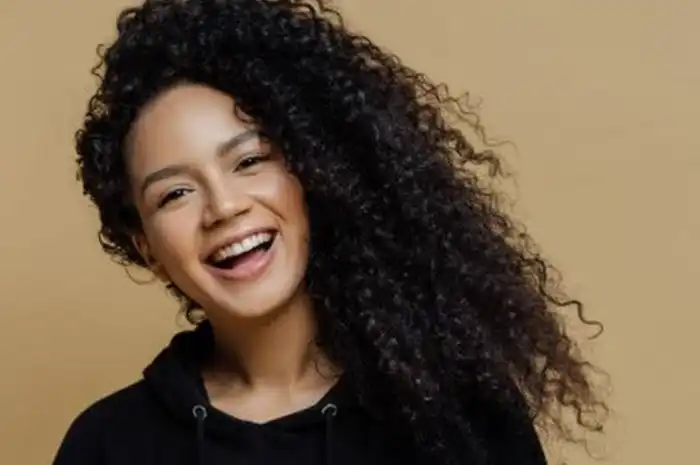 Ingin Rambut Keriting Lebih Terawat, Berikut 5 Cara yang Mesti ...