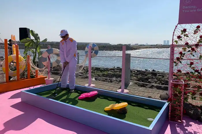 HOLEO Pop-up Mini Golf @ COVE PIK: Sensasi Baru Bermain Mini Golf di ...