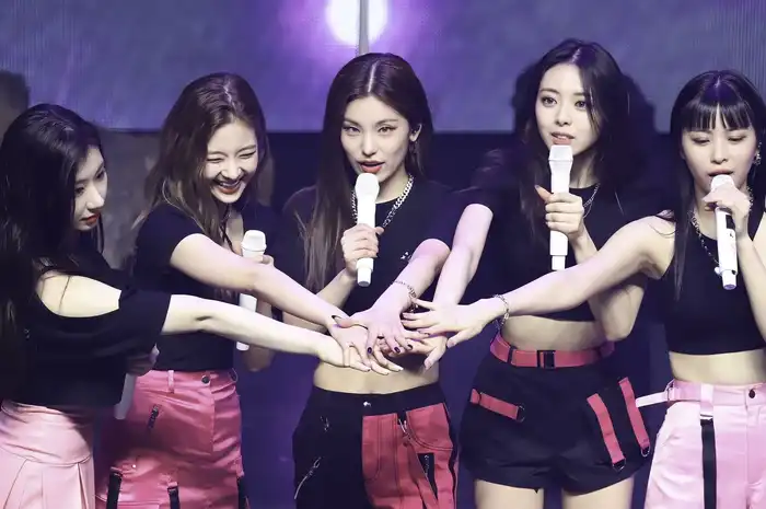 ITZY Jadi Girl Group K-pop Kedua yang 5 Albumnya Masuk Billboard 200 ...