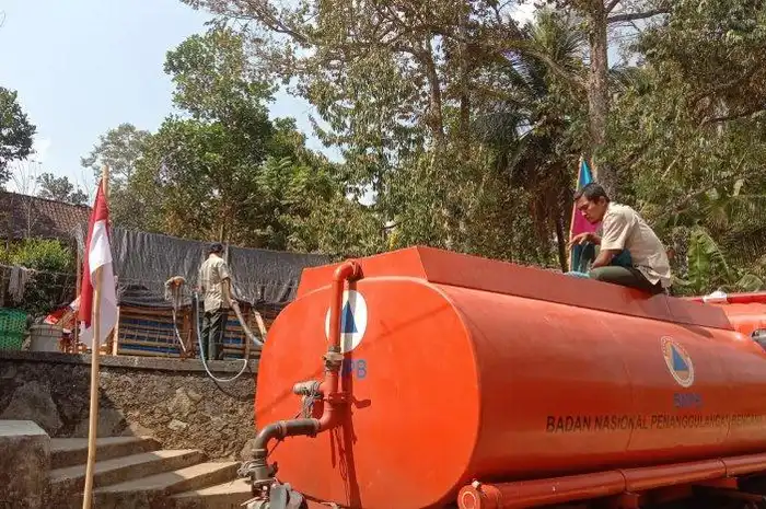 Antisipasi Kekeringan, BPBD Suplai Air Bersih ke 3 Desa di Karanganyar - Sonora.id