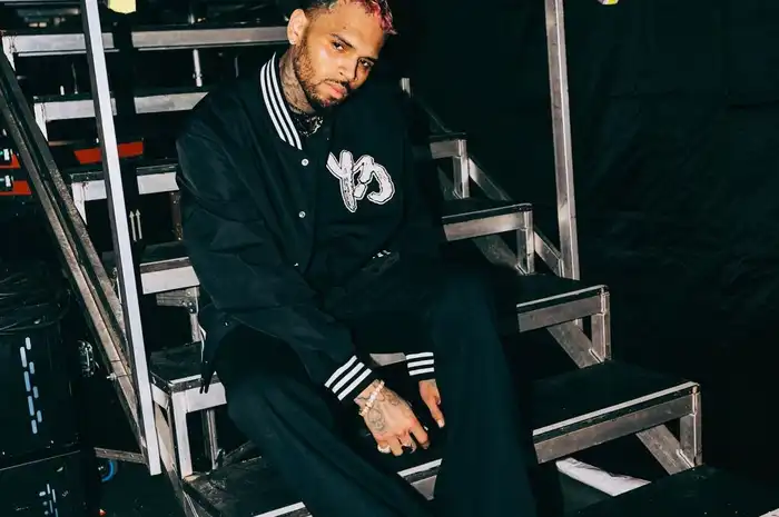 Lirik Lagu Summer Too Hot - Chris Brown - Sonora.id