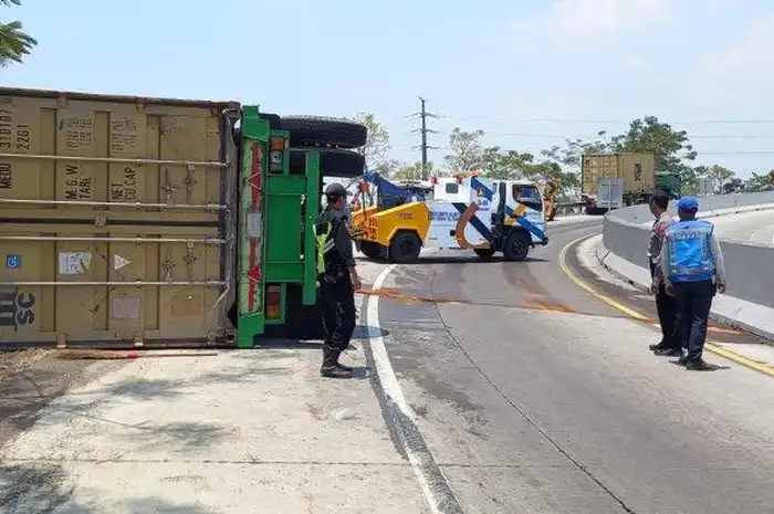 Truk Hilang Kendali dan Terguling di Tol Solo, Kernet Truk Tewas - Sonora.id