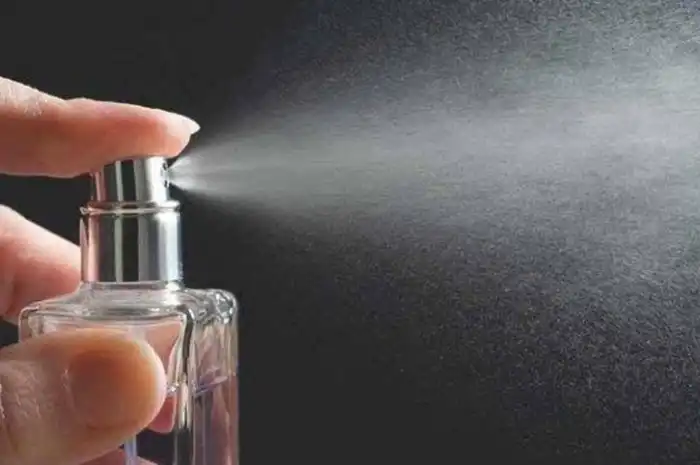 Nyesel Baru Tahu, Berikut 3 Tips Jitu Membuat Aroma Parfum Tahan Lama ...