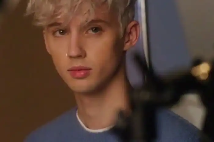 Lirik dan Terjemahan Lagu One of Your Girls - Troye Sivan - Sonora.id