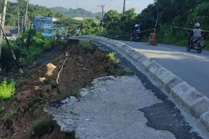 Longsor di Jalan Sultan Sulaiman Tak Kunjung Ditangani, DPRD Kaltim Kritik PUPR - Sonora.id