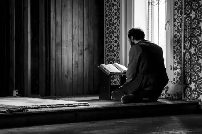 6 Hadist Tentang Ikhlas Lengkap dengan Pengertiannya - Sonora.id