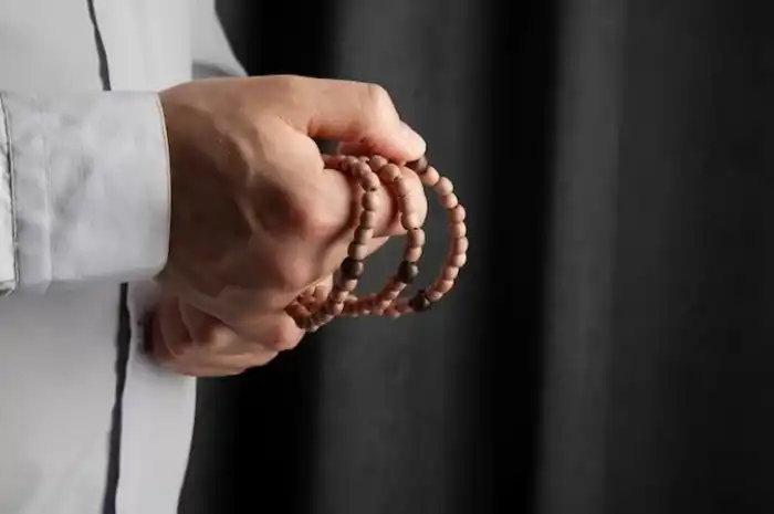 6 Hadis Tentang Niat Lengkap dengan Tulisan Arab dan Artinya - Sonora.id