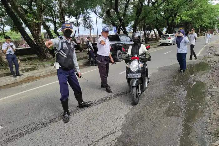Berdalih Rambu Tak Terlihat, Pengendara Terjaring Razia Satu Arah - Sonora.id