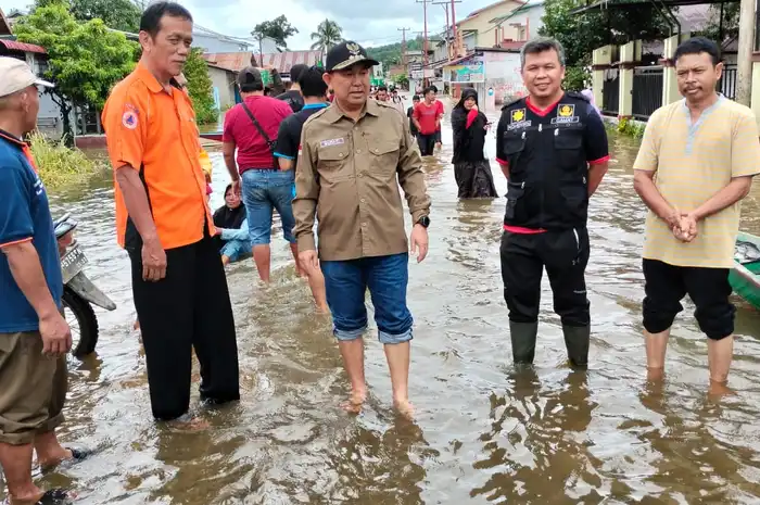 Pj Bupati Landak Langsung Turun Serahkan Bantuan Korban Banjir di Ngabang - Sonora.id